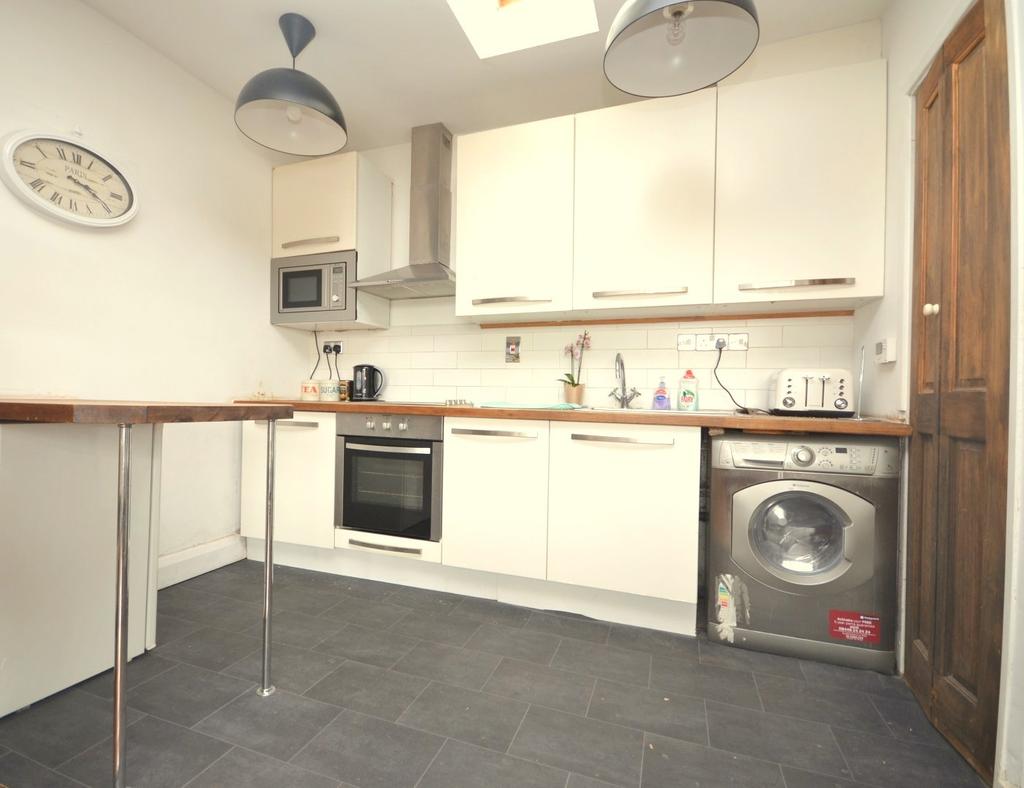 St Marys Lane, Upminster, RM14 2 bed flat - £1,150 pcm (£265 pw)