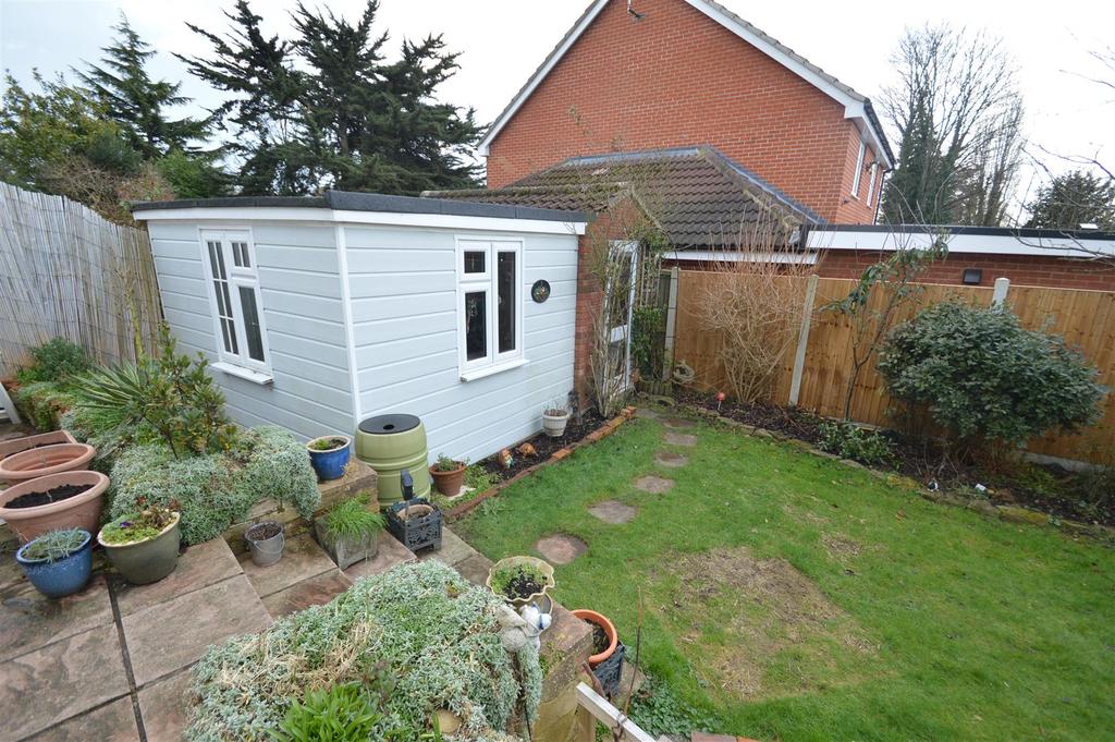 Barbara Close, Rochford 2 bed semi-detached bungalow - £300,000