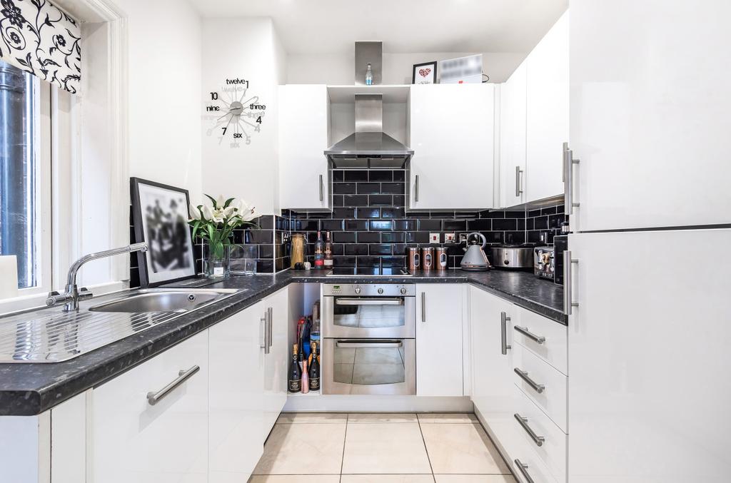 Silas Court, Lockhart Road, Nascot... 2 bed flat - £350,000