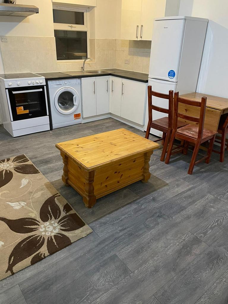 Hamden Square, London, N14 1 bed flat - £1,069 pcm (£247 pw)