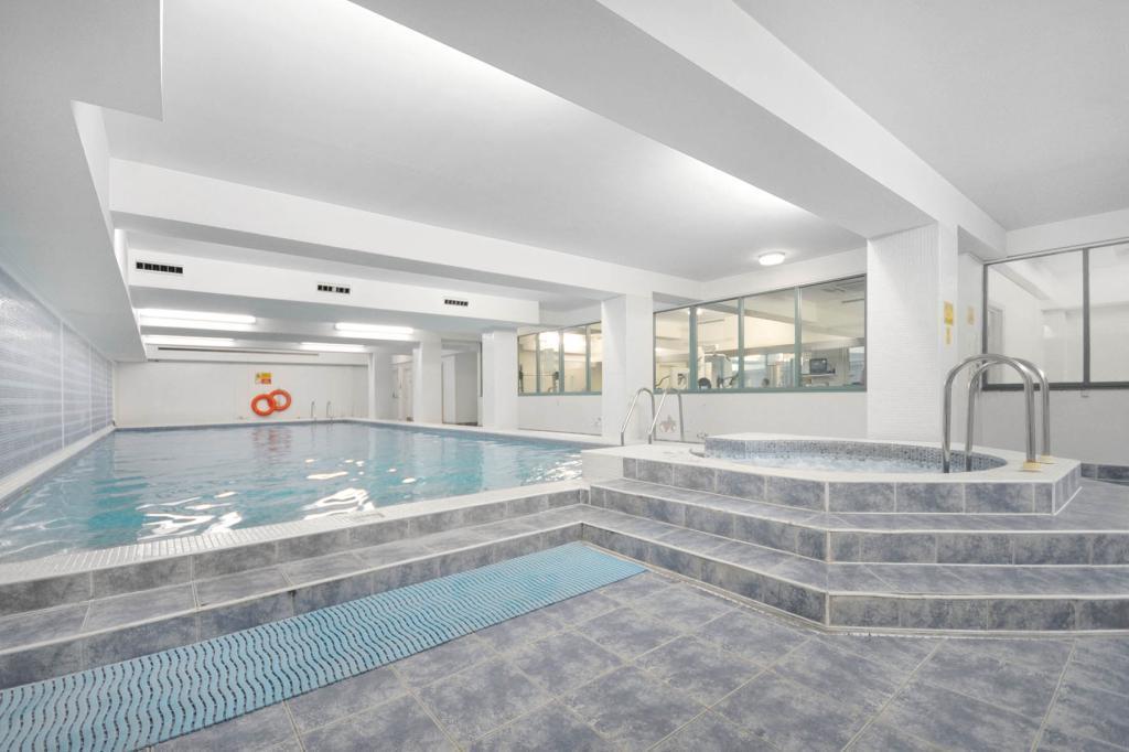 Shoot Up Hill, London, W2 2 bed flat - £1,950 pcm (£450 pw)
