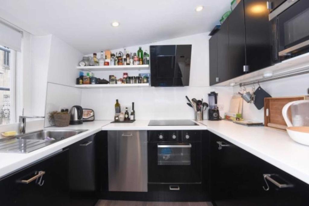 Myddelton Square, London, EC1R 1XX 1 bed apartment - £1,950 pcm (£450 pw)