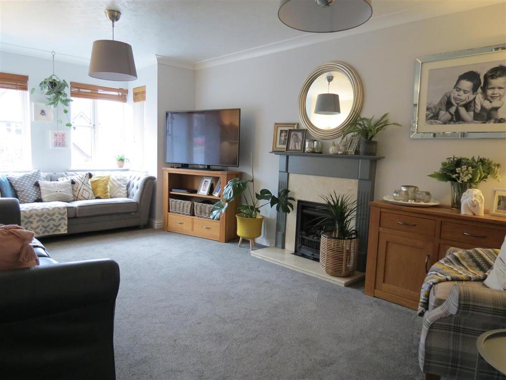 Manor View, Par 4 bed detached house - £325,000
