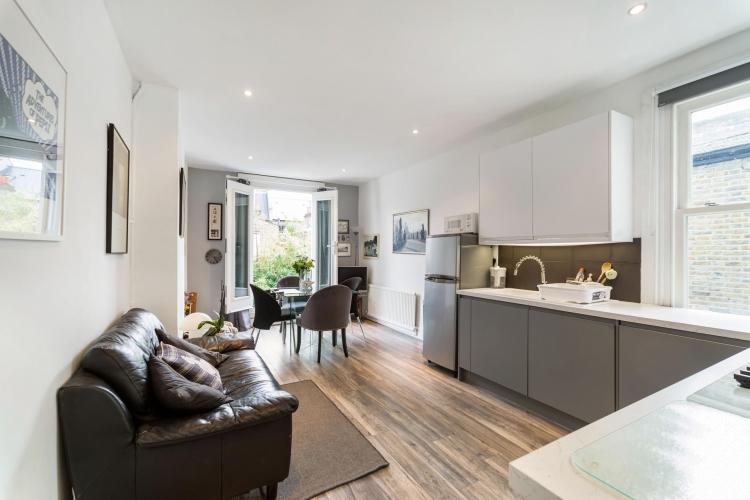 Sedlescombe Road London SW6 3 bed flat - £2,578 pcm (£595 pw)