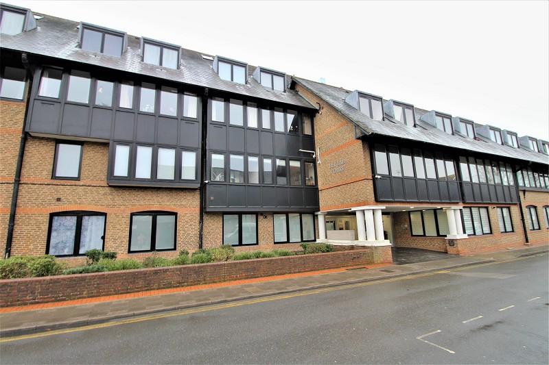 Beulah Court, Albert Road, Horley... 2 bed flat - £1,050 pcm (£242 pw)