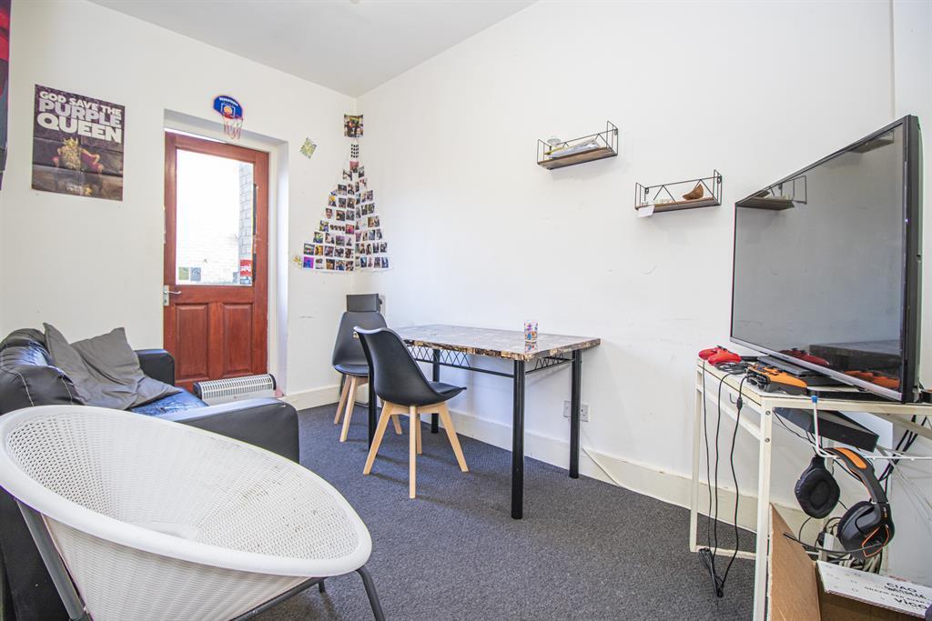 Hanbury Street, London, E1 2 bed apartment - £1,600 pcm (£369 pw)